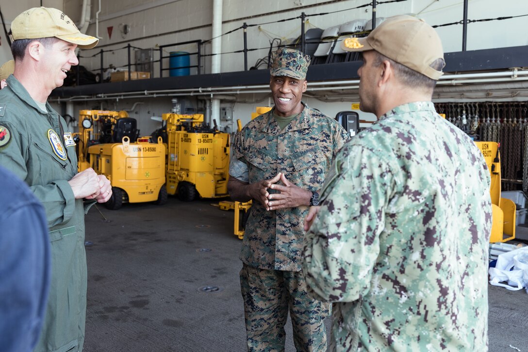 Lt. Gen. Langley visits USS Mesa Verde (LPD-19)
