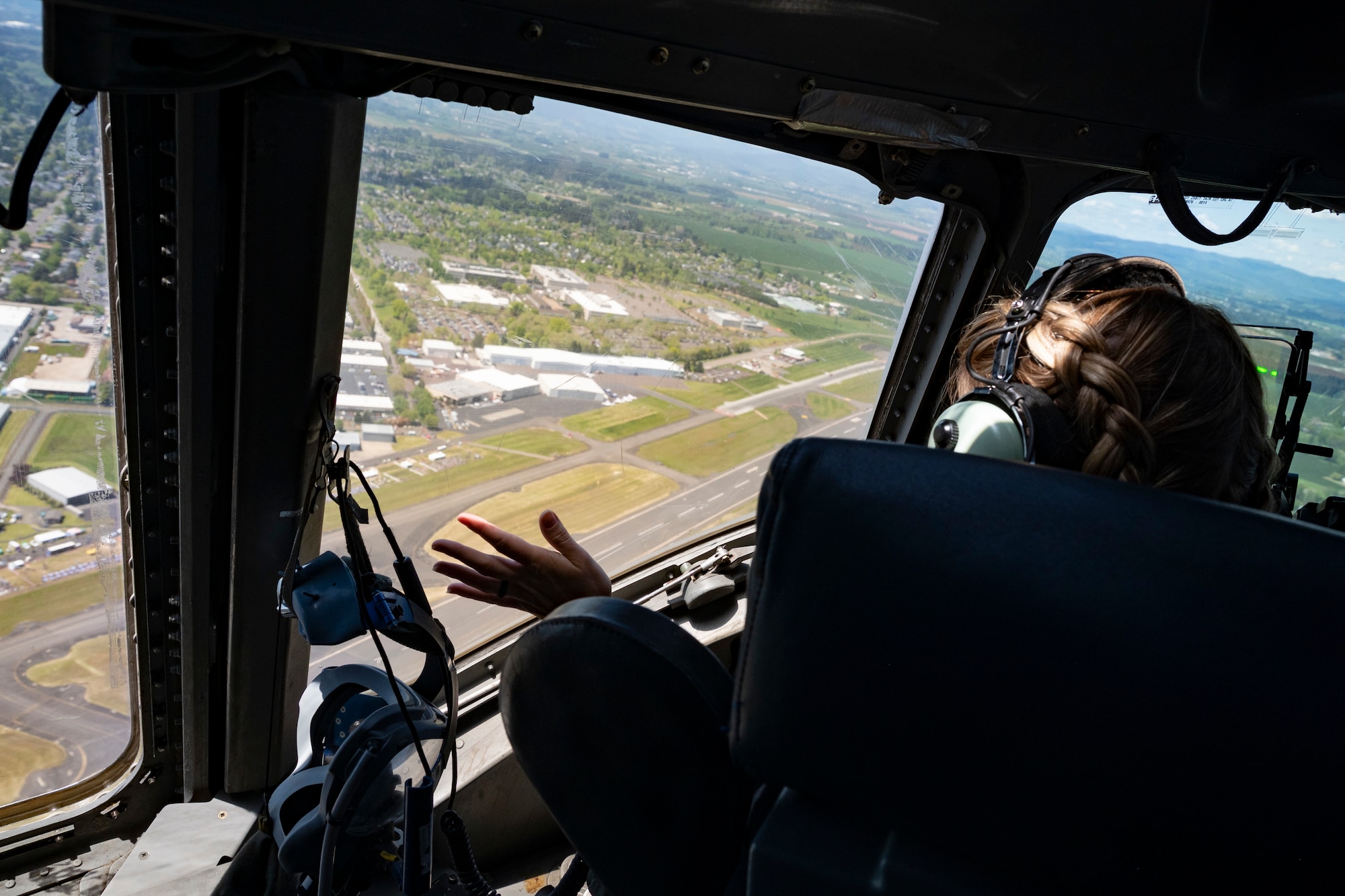 All female aircrew flies C-17 over historic airshow > Air Force Reserve ...