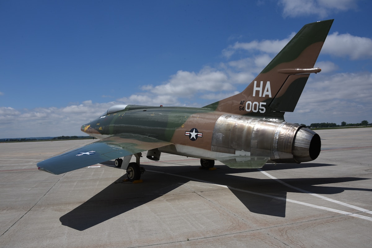 F-100 restoration; tribute to Air National Guard legacy > Air National ...