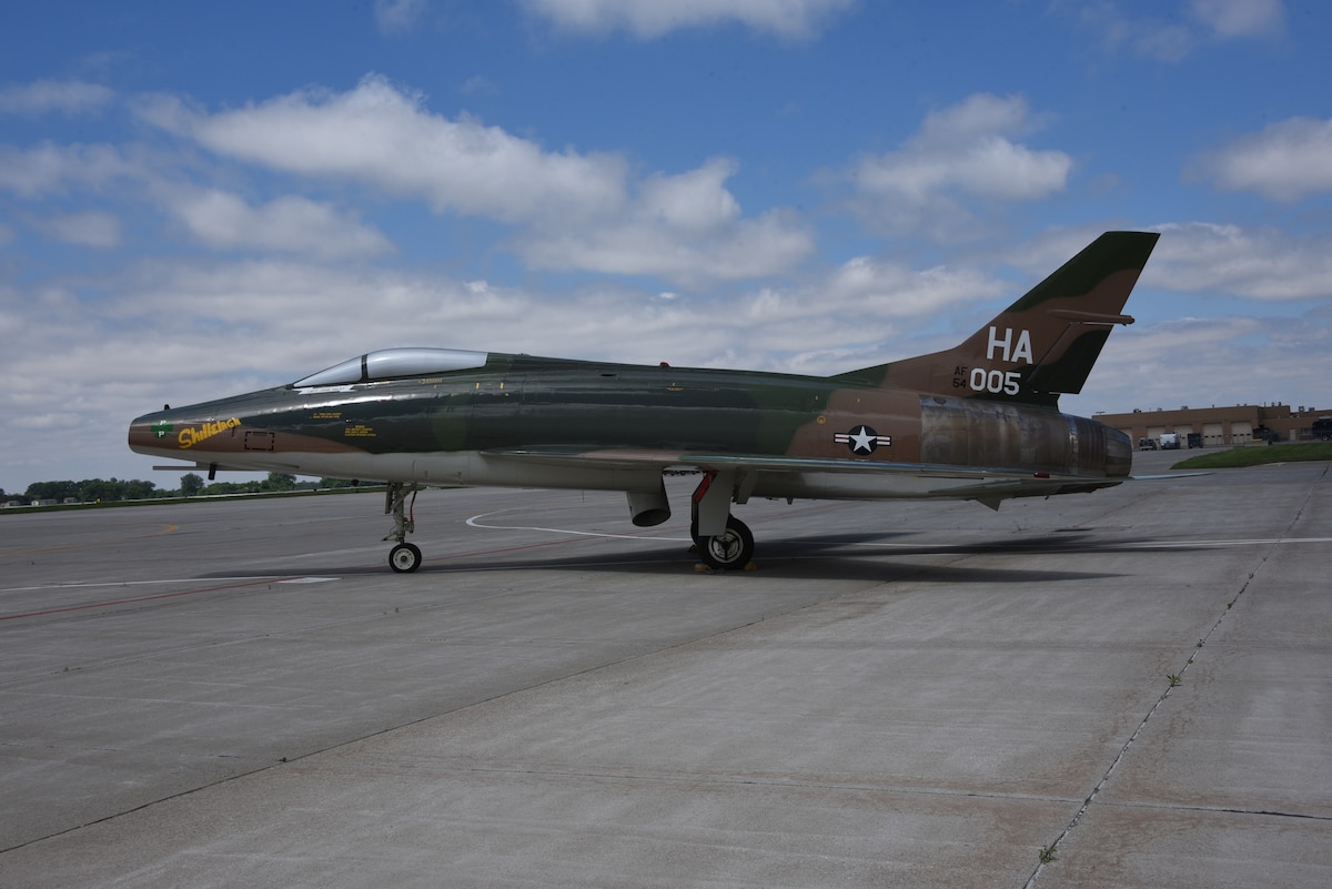 F-100 restoration; tribute to Air National Guard legacy > Air National ...