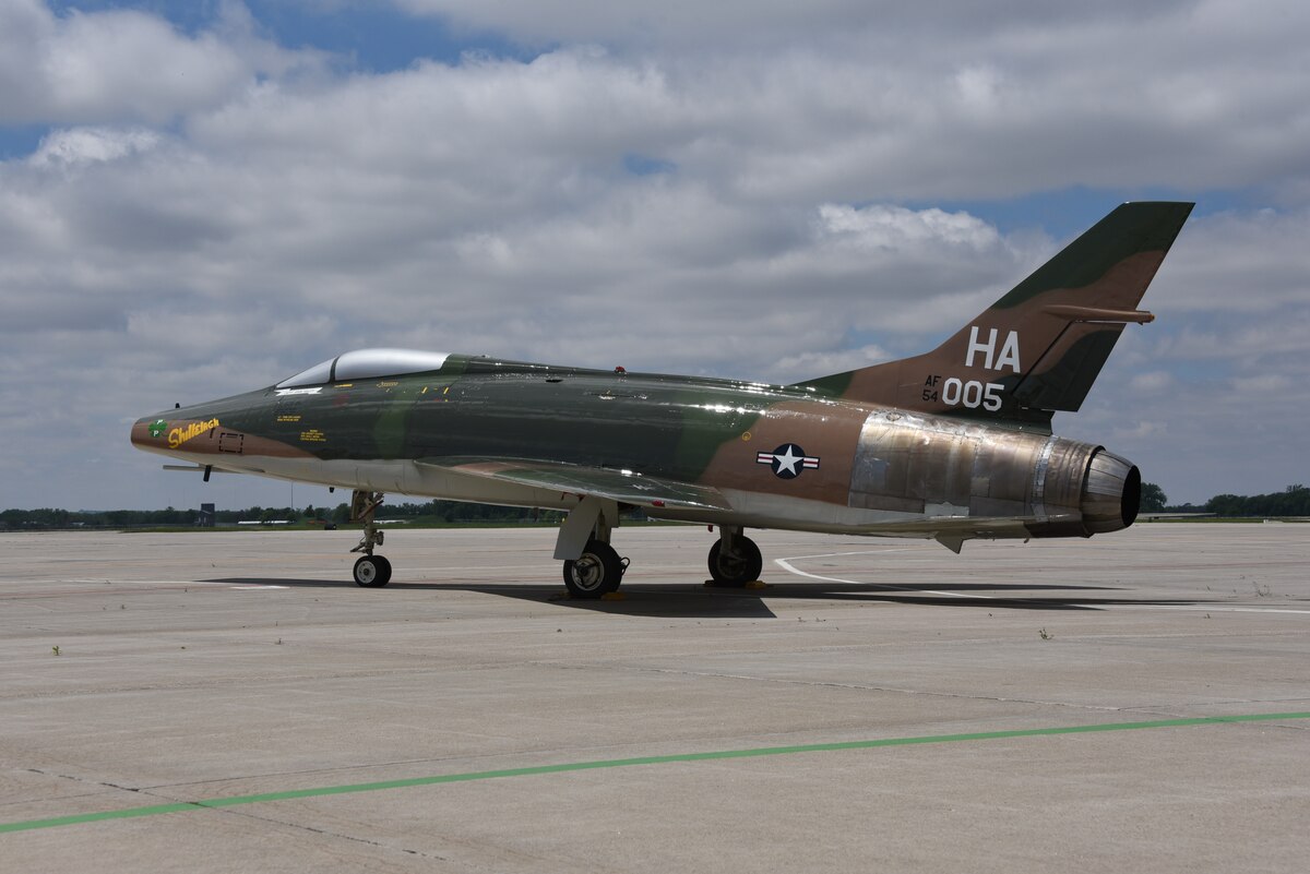 F-100 restoration; tribute to Air National Guard legacy > Air National ...