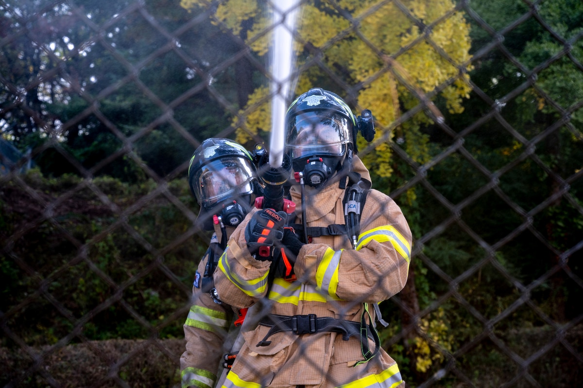 ROK/U.S. firefighters train together > Osan Air Base > Article Display