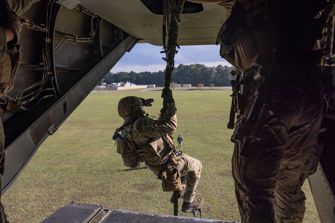 26th MEU Integrates with SOF During Hoist/HRST Training