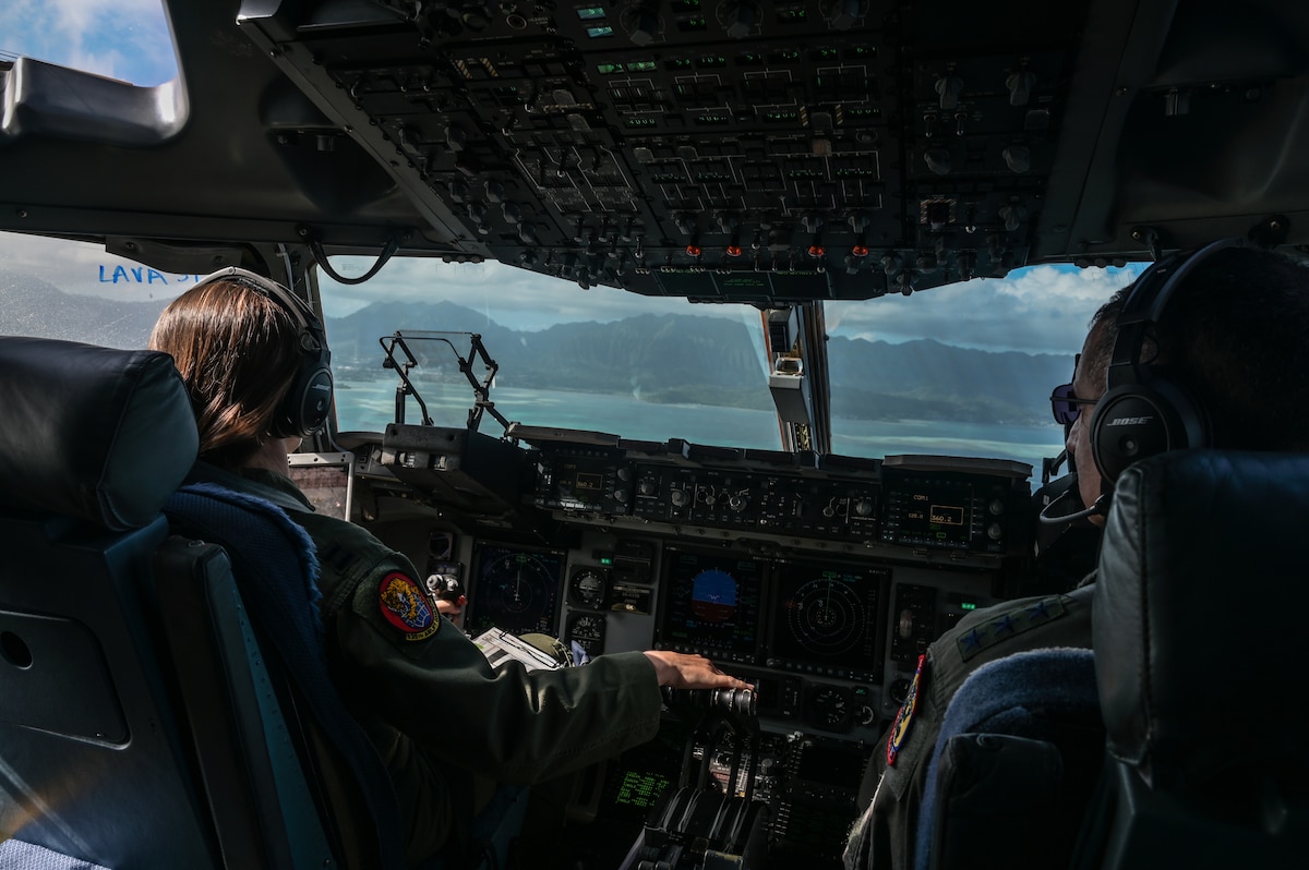 11th Air Force Commander visits 15th Wing > 15th Wing > Article Display