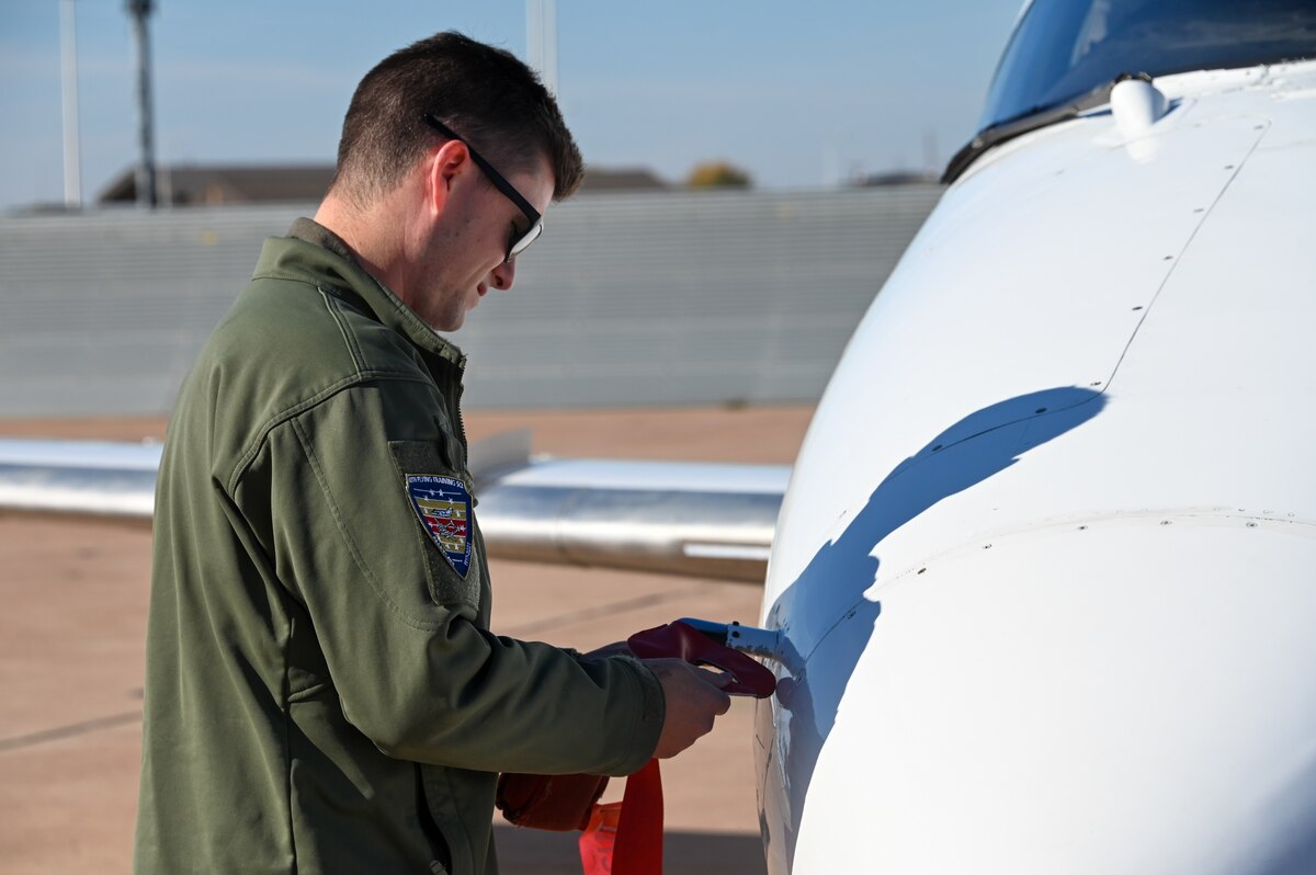 Columbus AFB FAIPs experience mobility airpower first-hand > Air ...