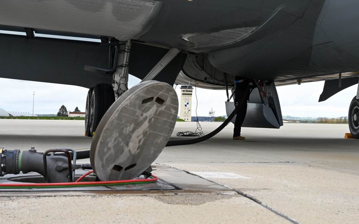 KC-135 hot-pit refuel > Spangdahlem Air Base > Article Display