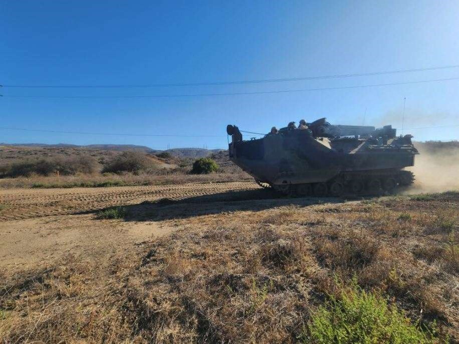 Assault Amphibian Vehicle (AAV) RB1 5-22, RB1 and RB2 instructors ...