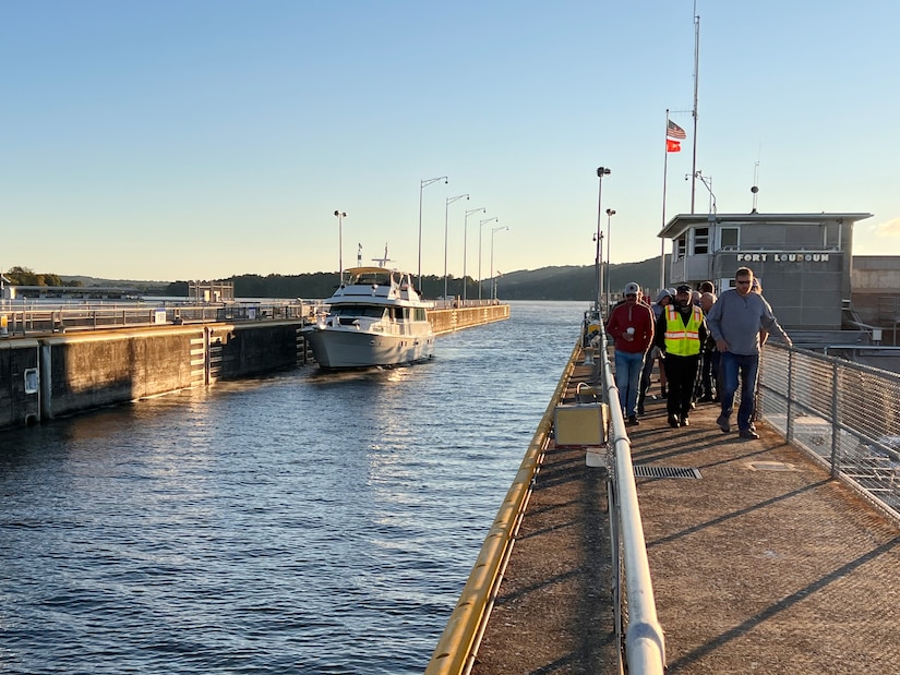 Groups navigate Fort Loudoun Lock to learn locking process > Great ...