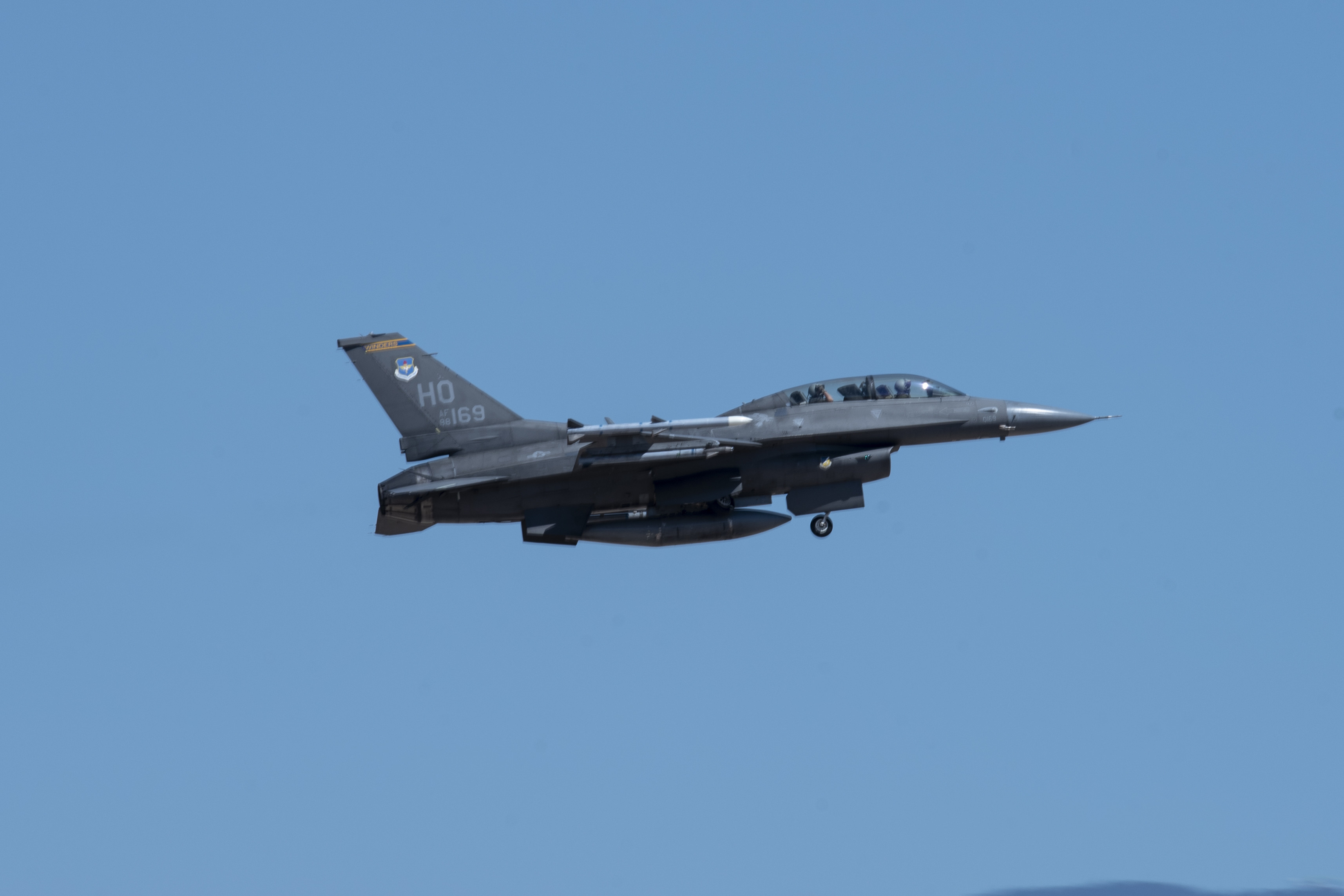 Holloman air traffic controllers ensure safe landings, manage airspace ...