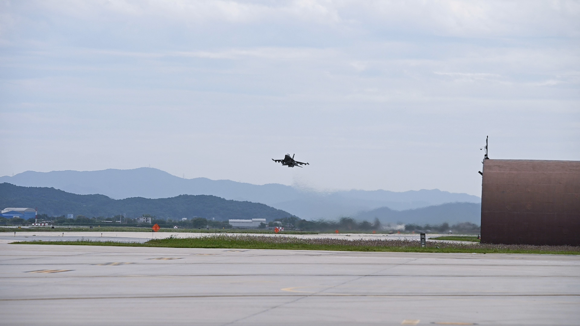 Osan Airbase trains on the Alternate Landing Strip > Osan Air Base ...