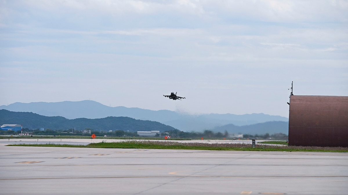 Osan Airbase trains on the Alternate Landing Strip > Osan Air Base ...