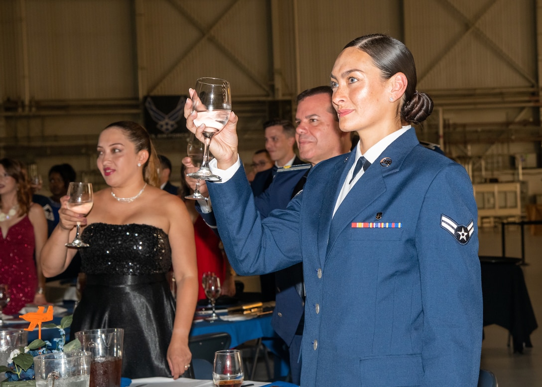Edwards AFB celebrates Air Force's 75th birthday with ball