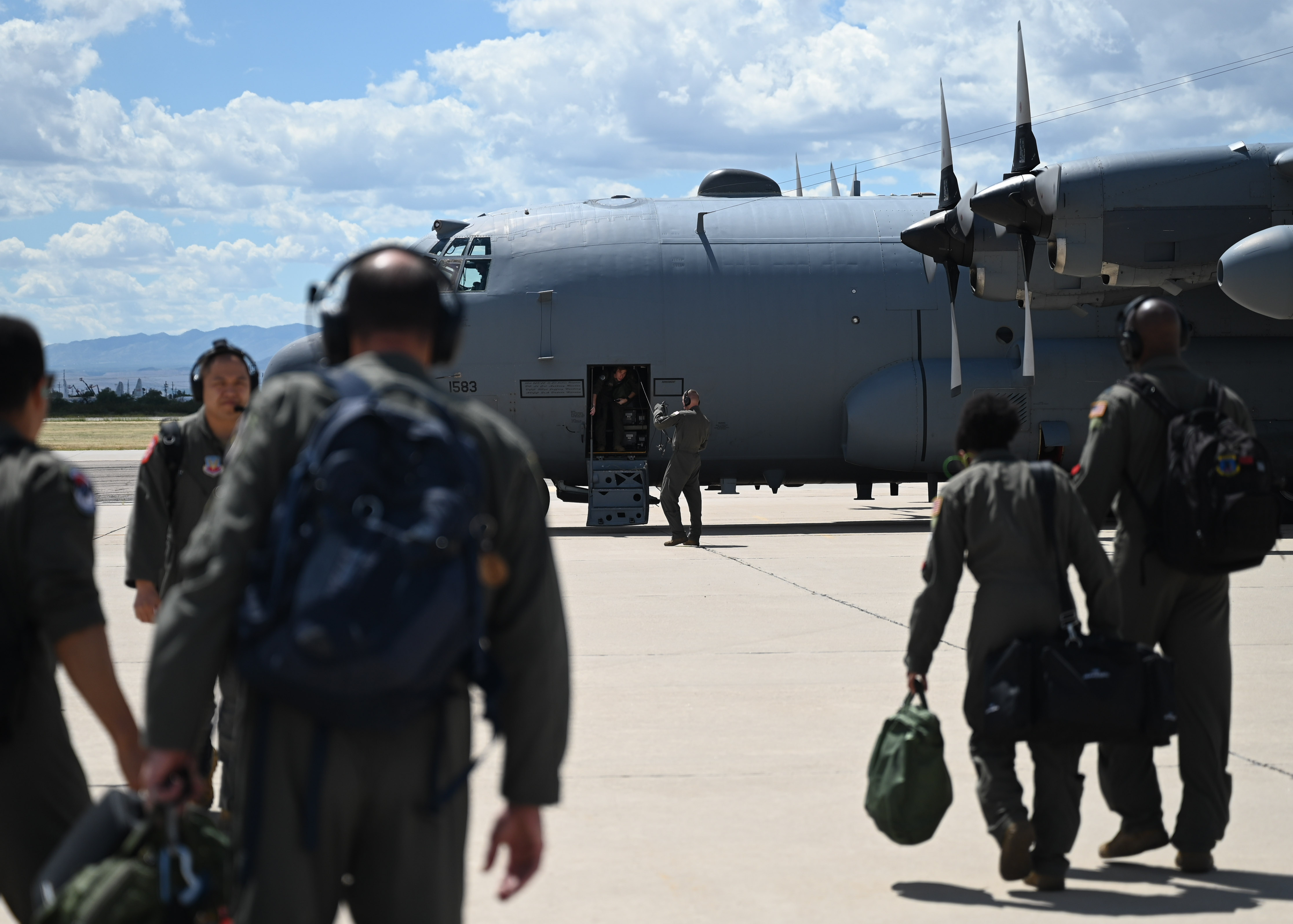 16th Air Force (Air Forces Cyber) commander flies a Compass Call > Air ...