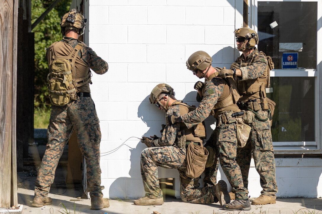 Maritime Special Purpose Force Marines Conduct Close Quarters Tactics ...
