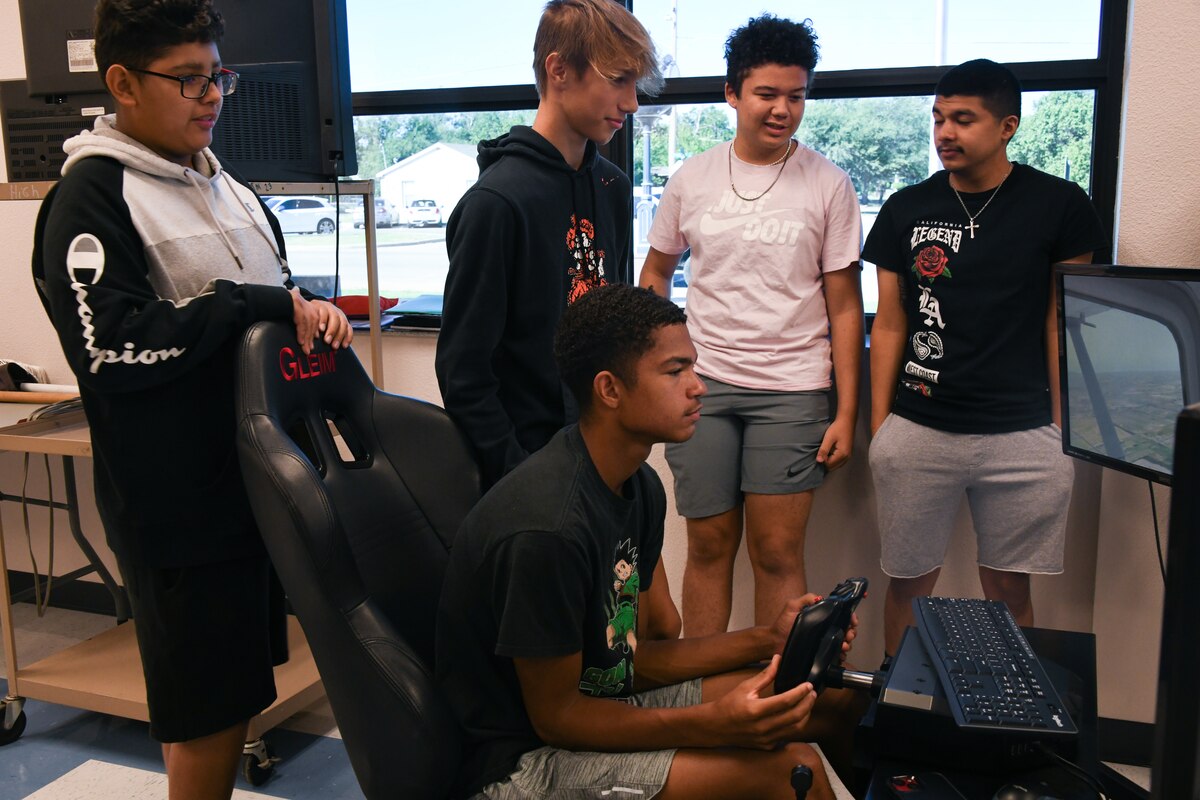 AAFB pilots educate aspiring Airmen in flight simulator program > Air ...