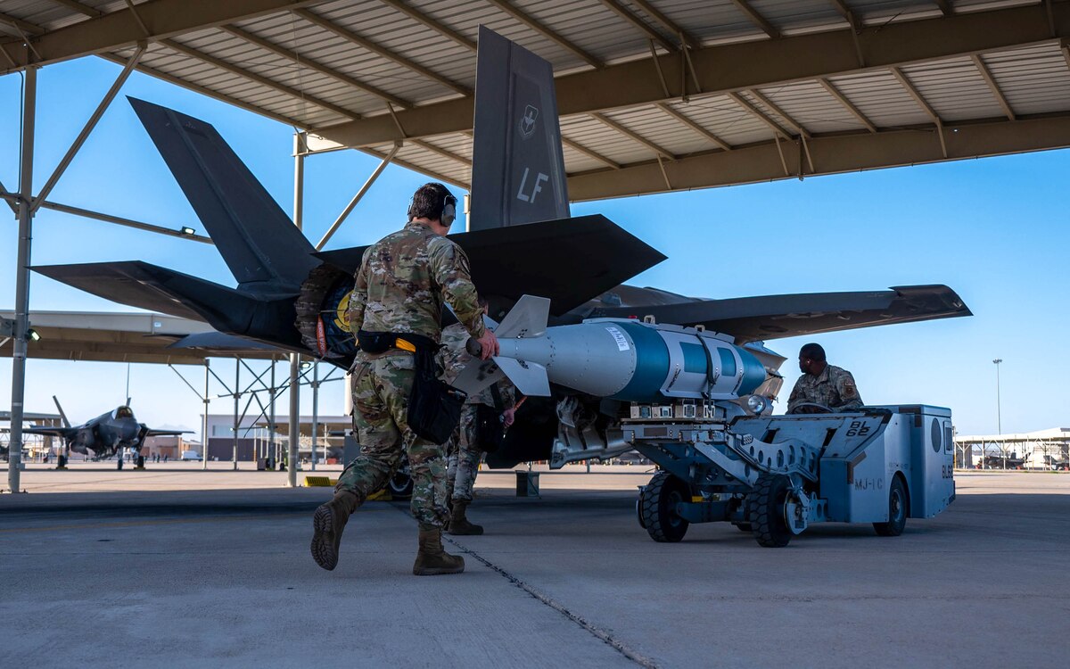 61st AMU loads HCC signed training bombs > Luke Air Force Base ...