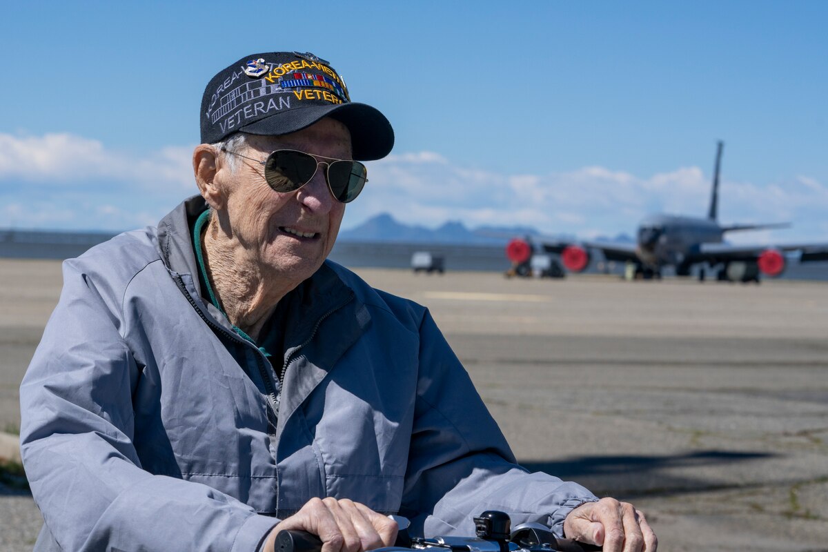 Boom operator returns to the controls 50 years after retirement > Beale ...