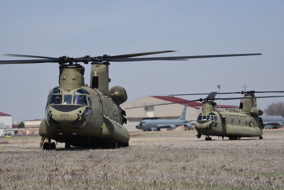 Iowa Guard CH-47 Delivers Historic F-80 via Sling Load > 185th Air ...