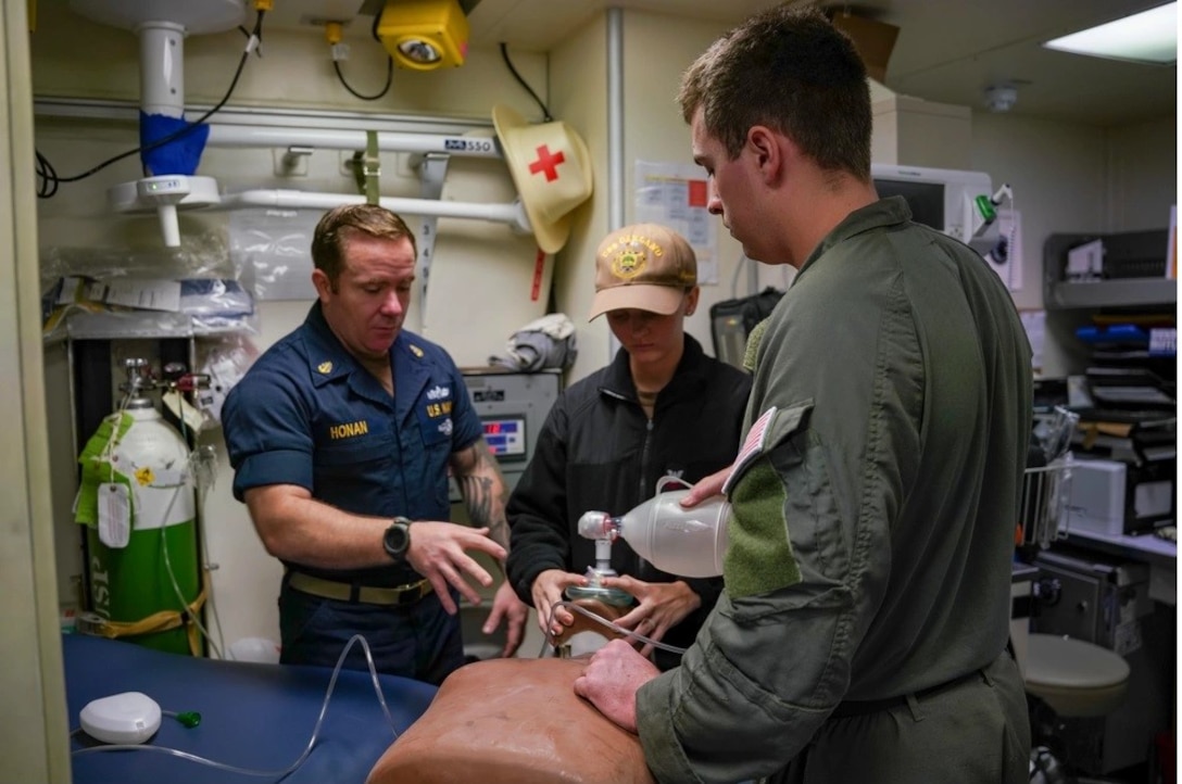USS OAKLAND CONDUCTS BASIC LIFE SAVING TRAINING