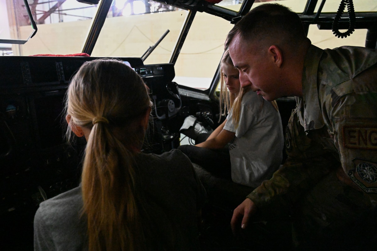 STARBASE students visits TLR's flightline > Little Rock Air Force Base ...