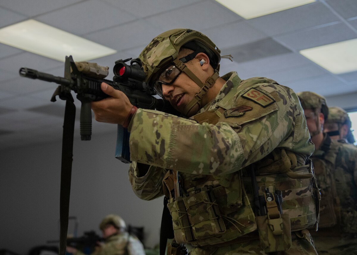 319th RW hosts first Combat Lifesaver course > Air Combat Command ...