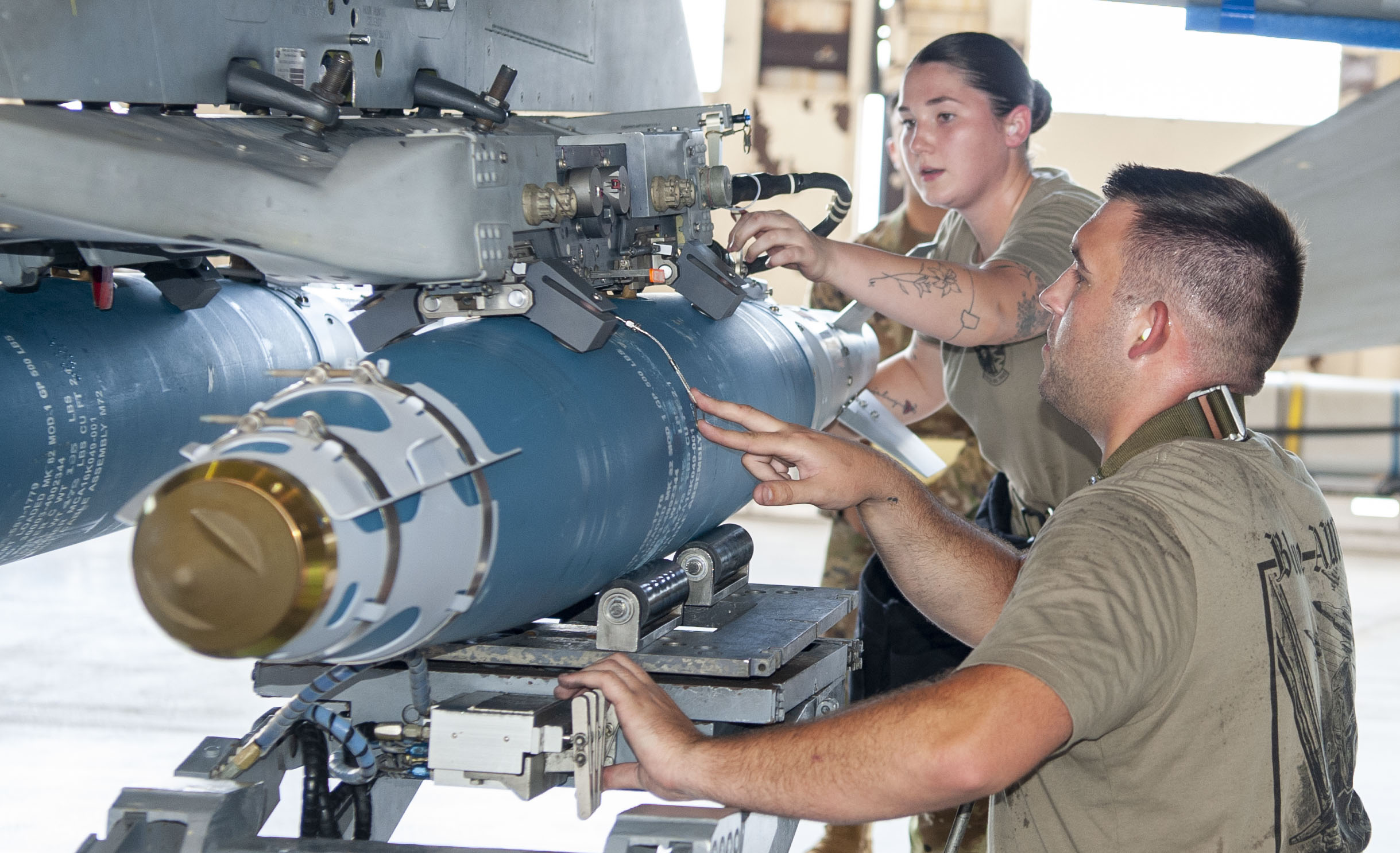 Maintainers hold weapons load, bomb building events > Eglin Air Force ...