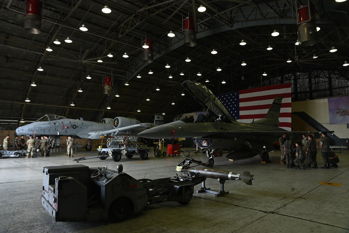 ROKAF interpretation officers in training tour Osan > 505th Command and ...