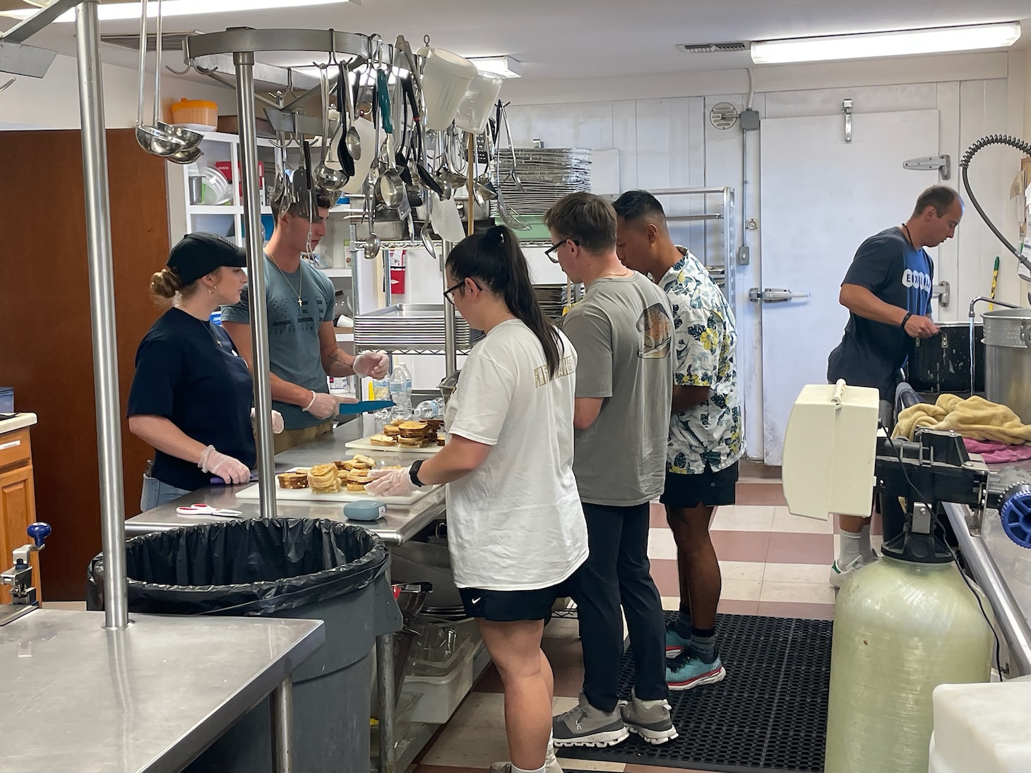 Sailors Volunteer to Help Feed Less Fortunate in San Angelo > United ...