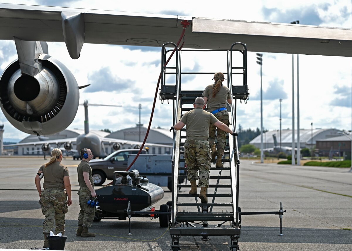 62d MXS, 446th MXS lighten C-17s fuel load > Team McChord > Article Display