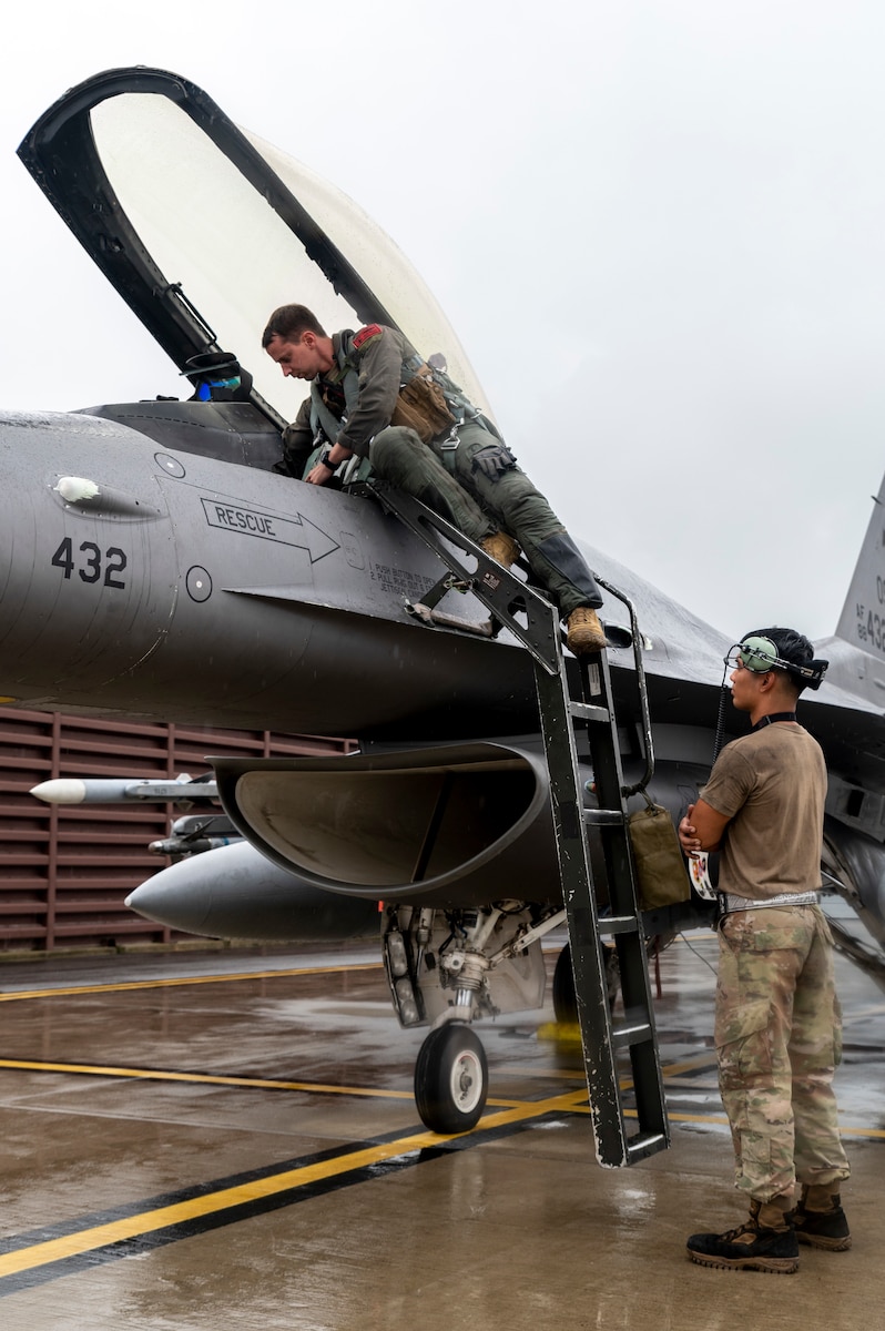 36th FS Launches F-16s > Osan Air Base > Article Display