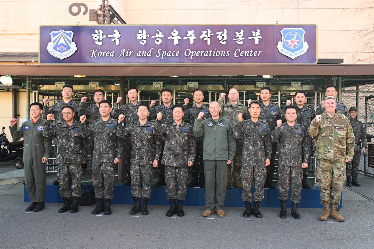 7th AF hosts ROK CSAF for first visit to Osan AB > Pacific Air Forces ...