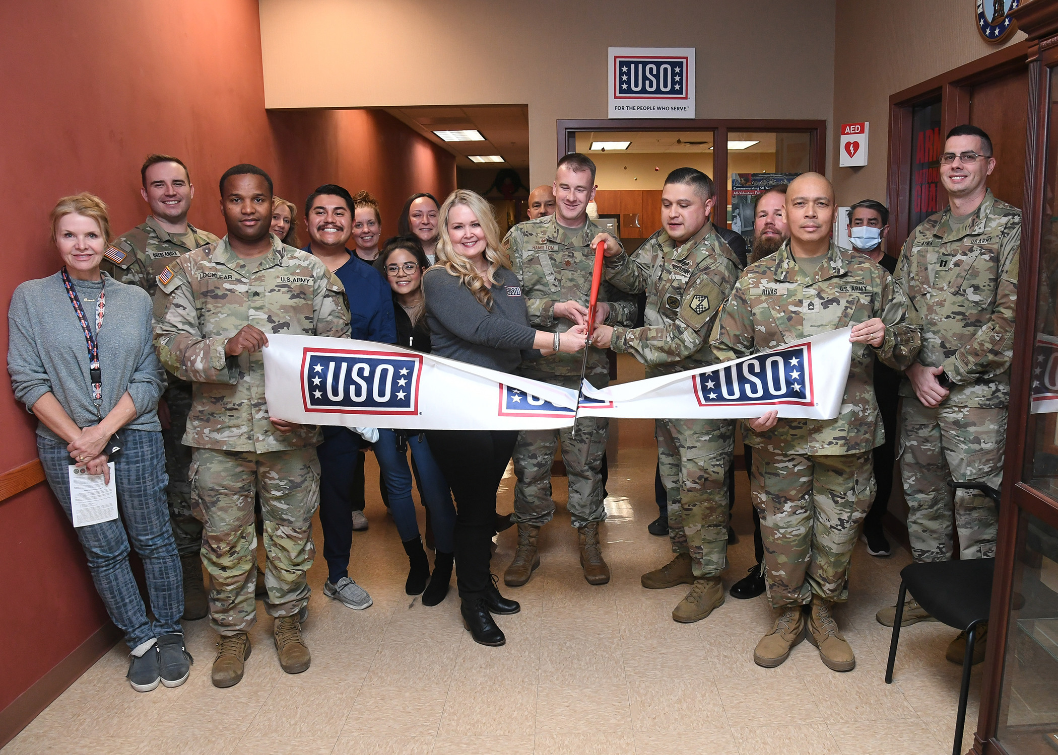 ABQ USO commander addresses crowd > Kirtland Air Force Base > Article ...