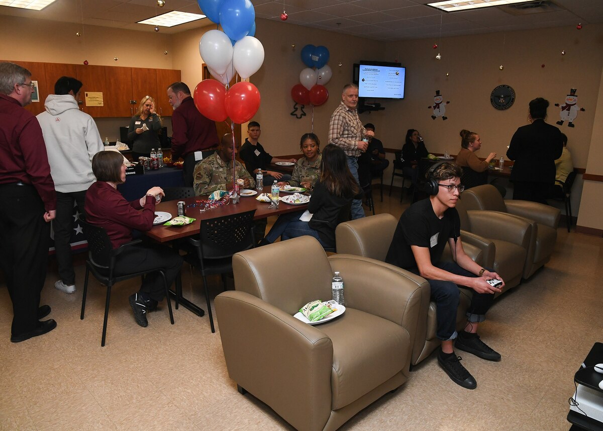 ABQ USO commander addresses crowd > Kirtland Air Force Base > Article ...