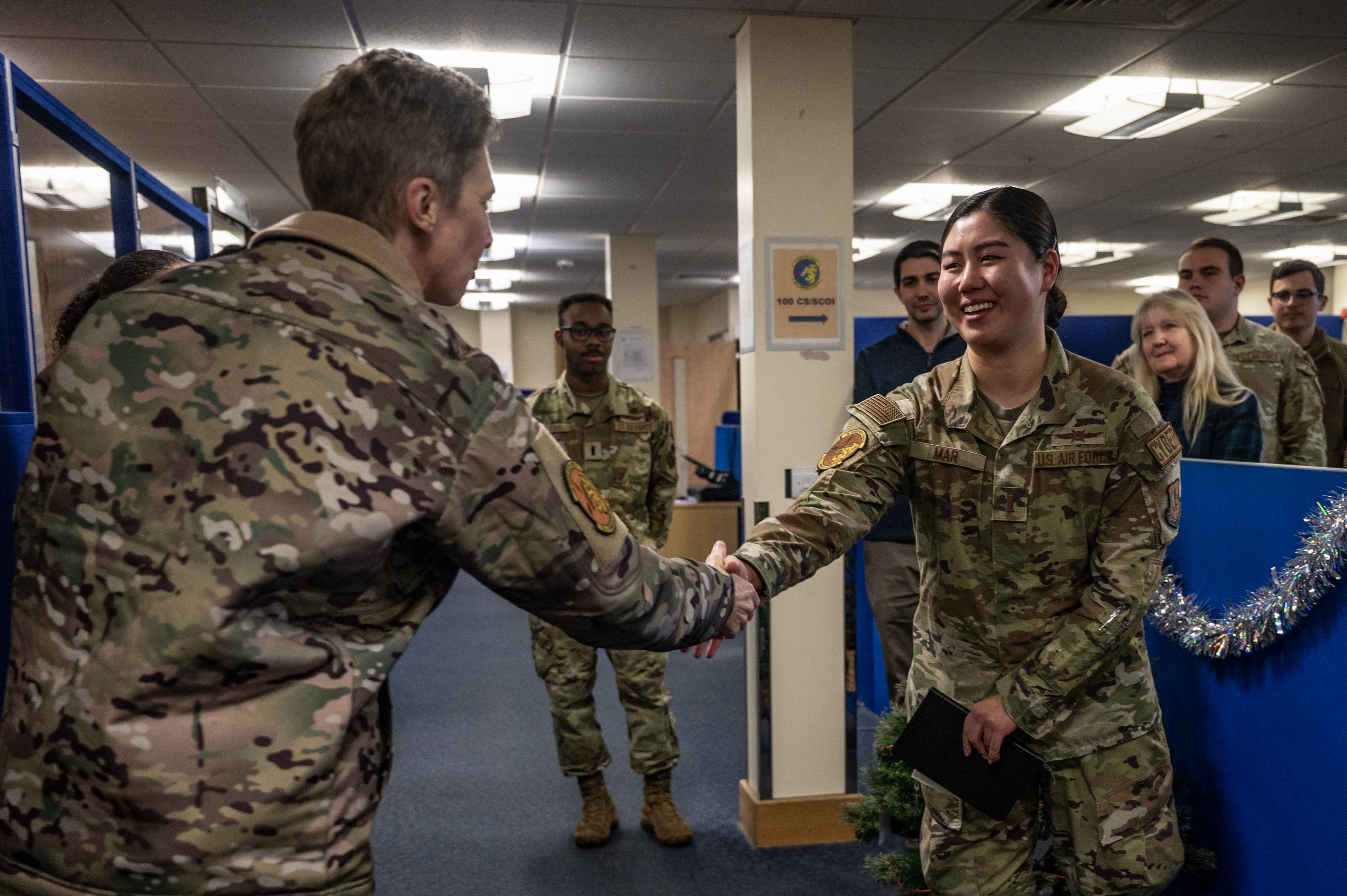 Lt. Gen. Lauderback visits RAF Mildenhall > Royal Air Force Mildenhall ...