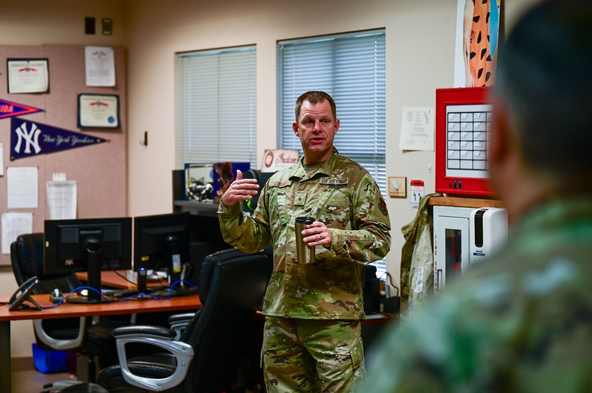 FLANG Commander, State Command Chief visit Thunder Maintainers > 125th ...