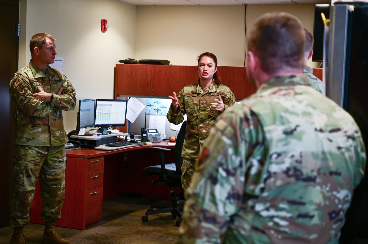 FLANG Commander, State Command Chief visit Thunder Maintainers > 125th ...
