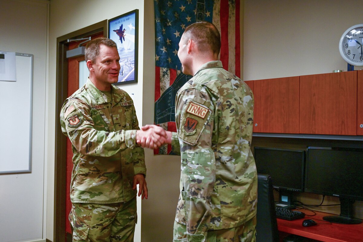 FLANG Commander, State Command Chief visit Thunder Maintainers > 125th ...