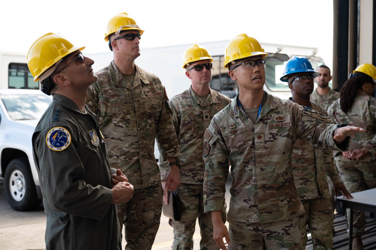 11th Air Force Commander visits 15th Wing > 15th Wing > Article Display