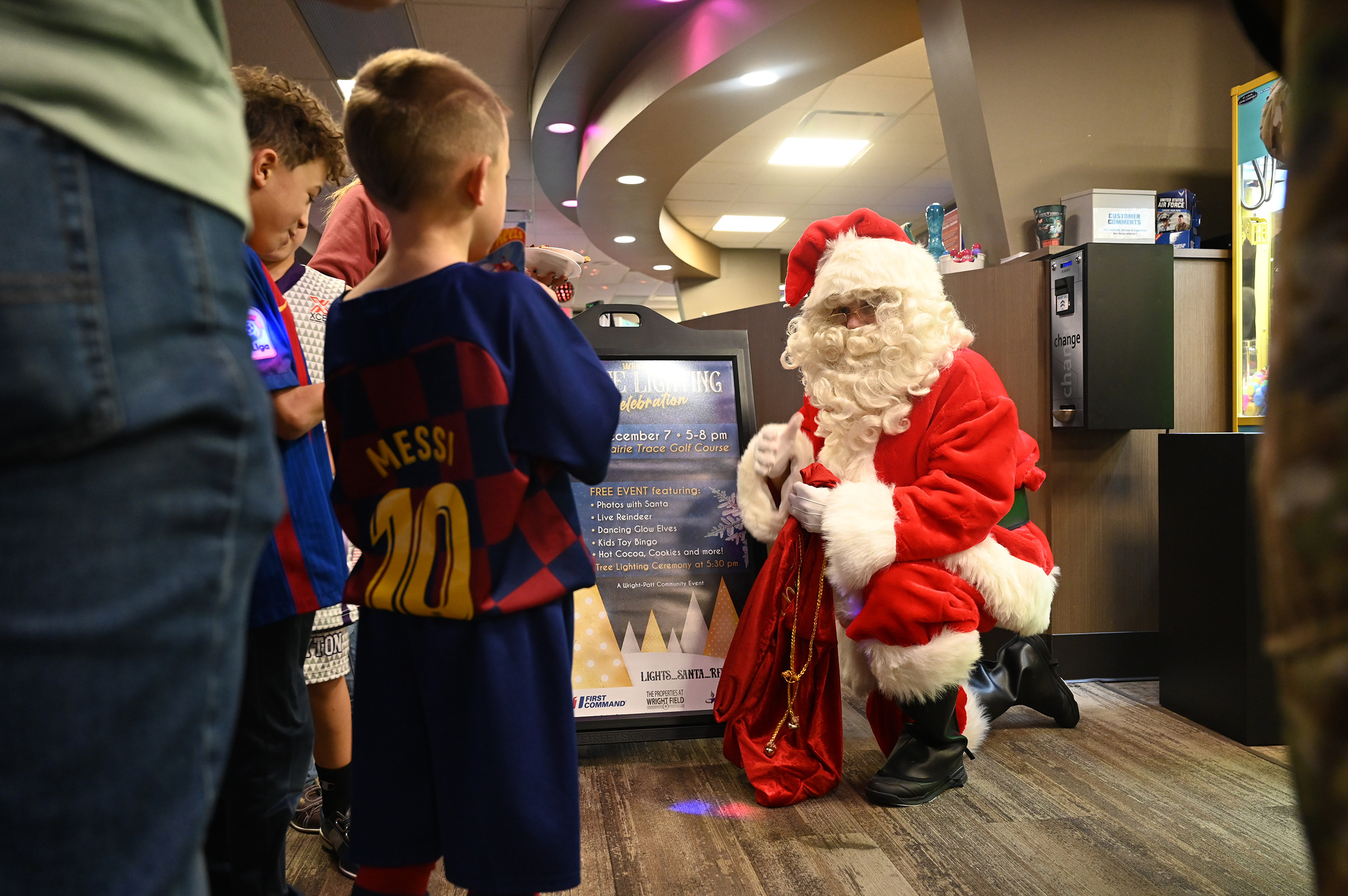 Santa visits with 445th AW families > 445th Airlift Wing > Article Display