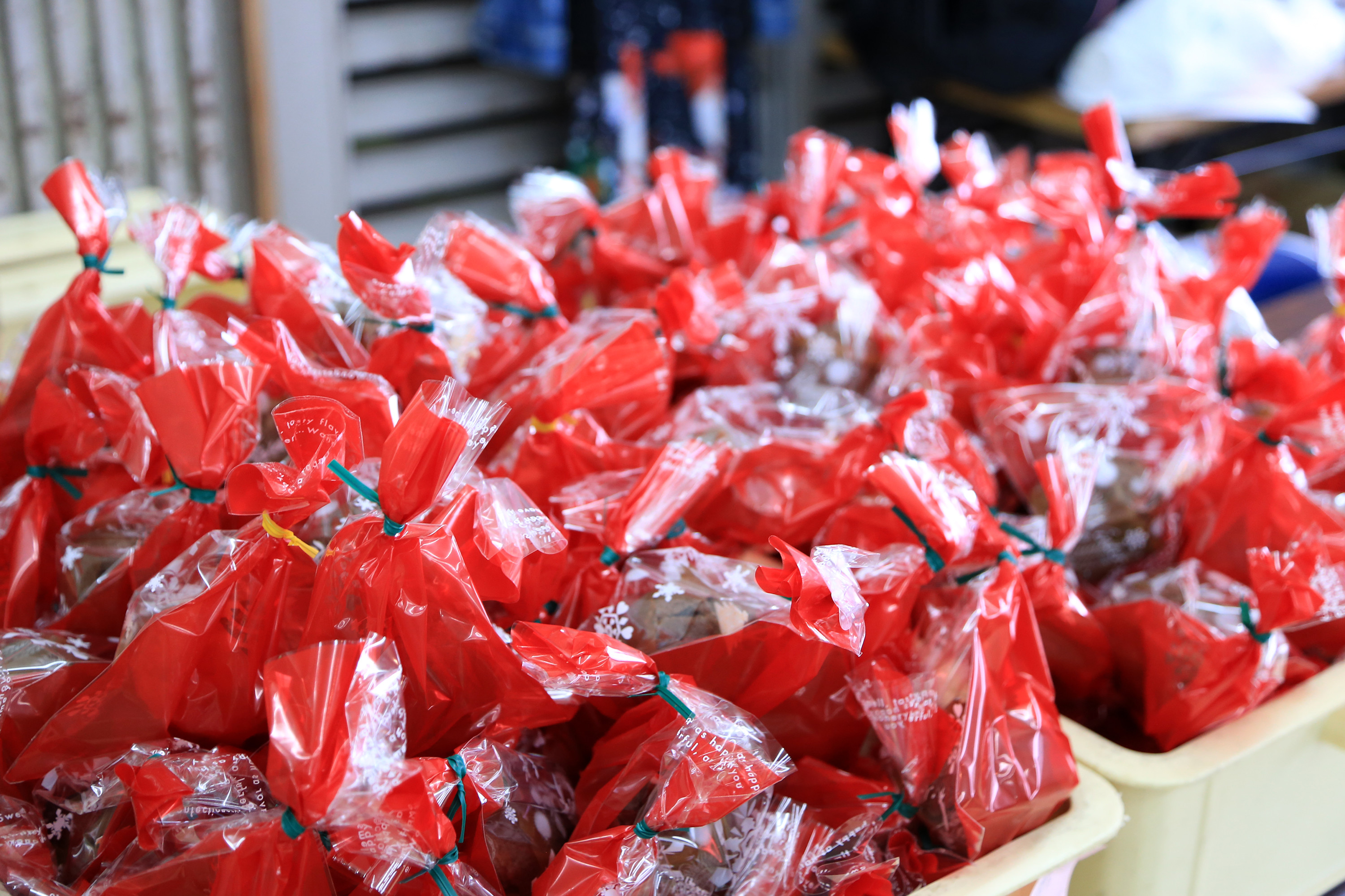 宜野湾市のクリスマス会に「トイズ・フロム・カデッツ」のおもちゃを寄贈 > 在日米海兵隊 > ニュース