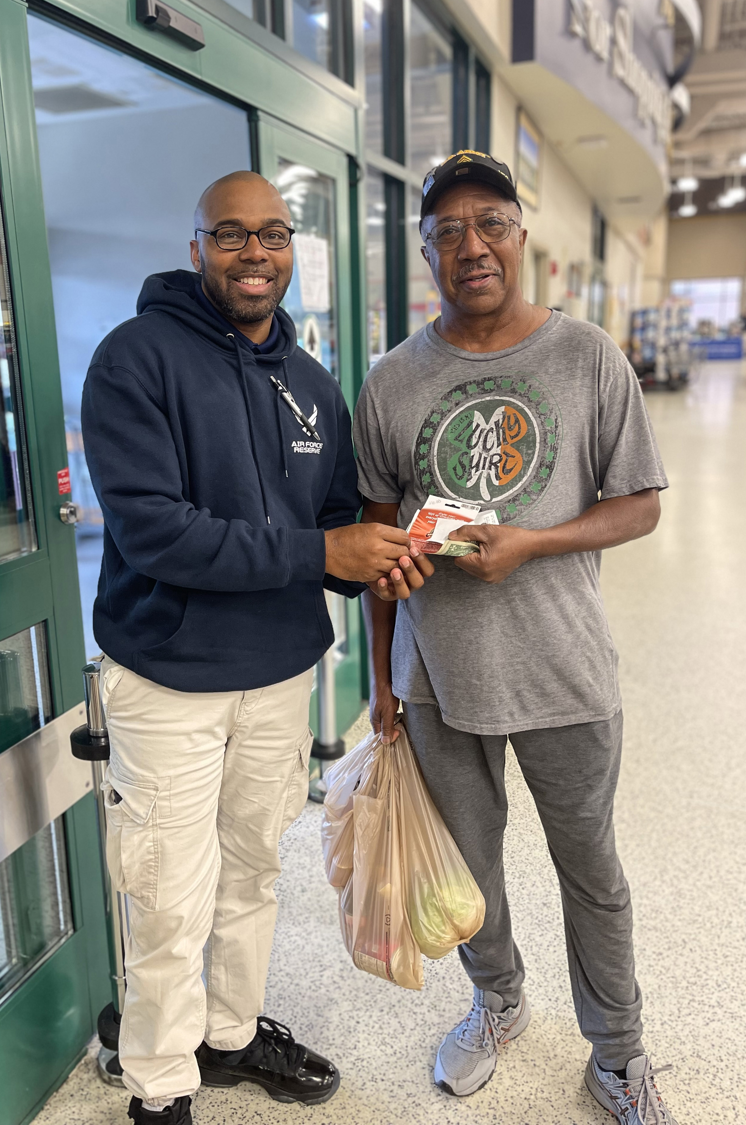 315 AW recruiters help spread holiday cheer at commissary > 315th ...