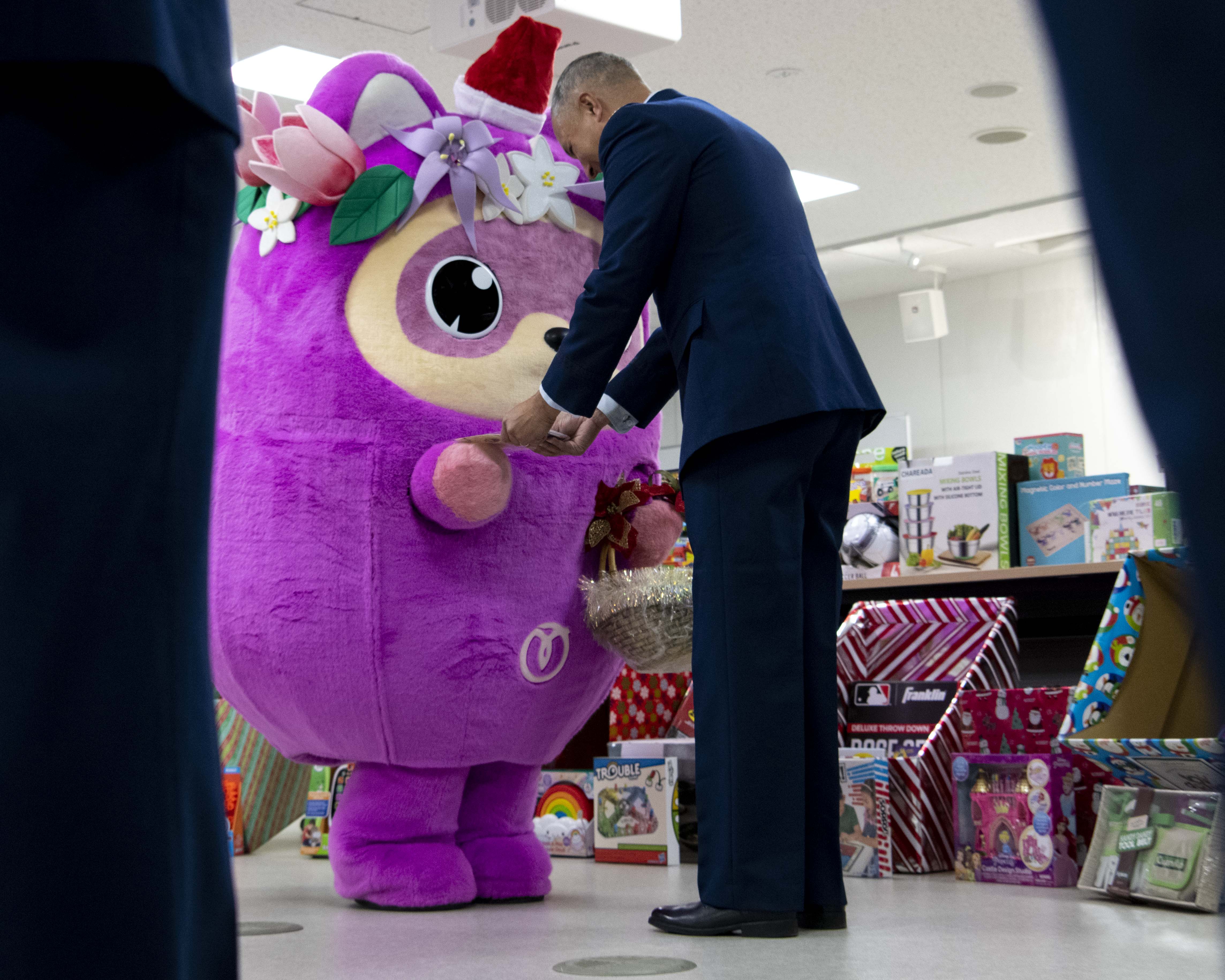 374th MXG celebrates the season of giving with annual toy drive > 5th ...