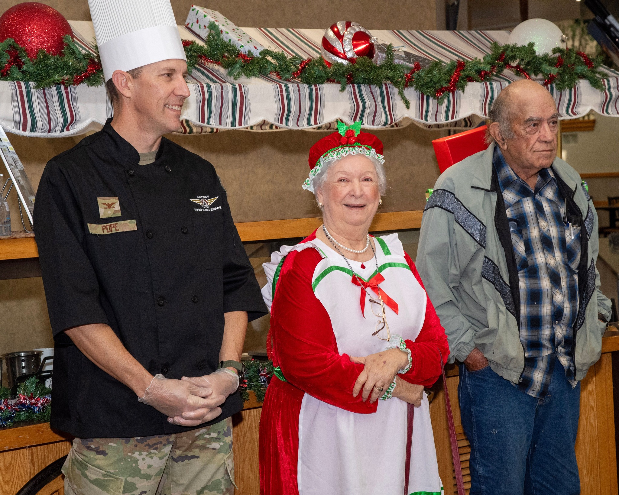 Team Keesler serves Christmas lunch > 505th Command and Control Wing ...