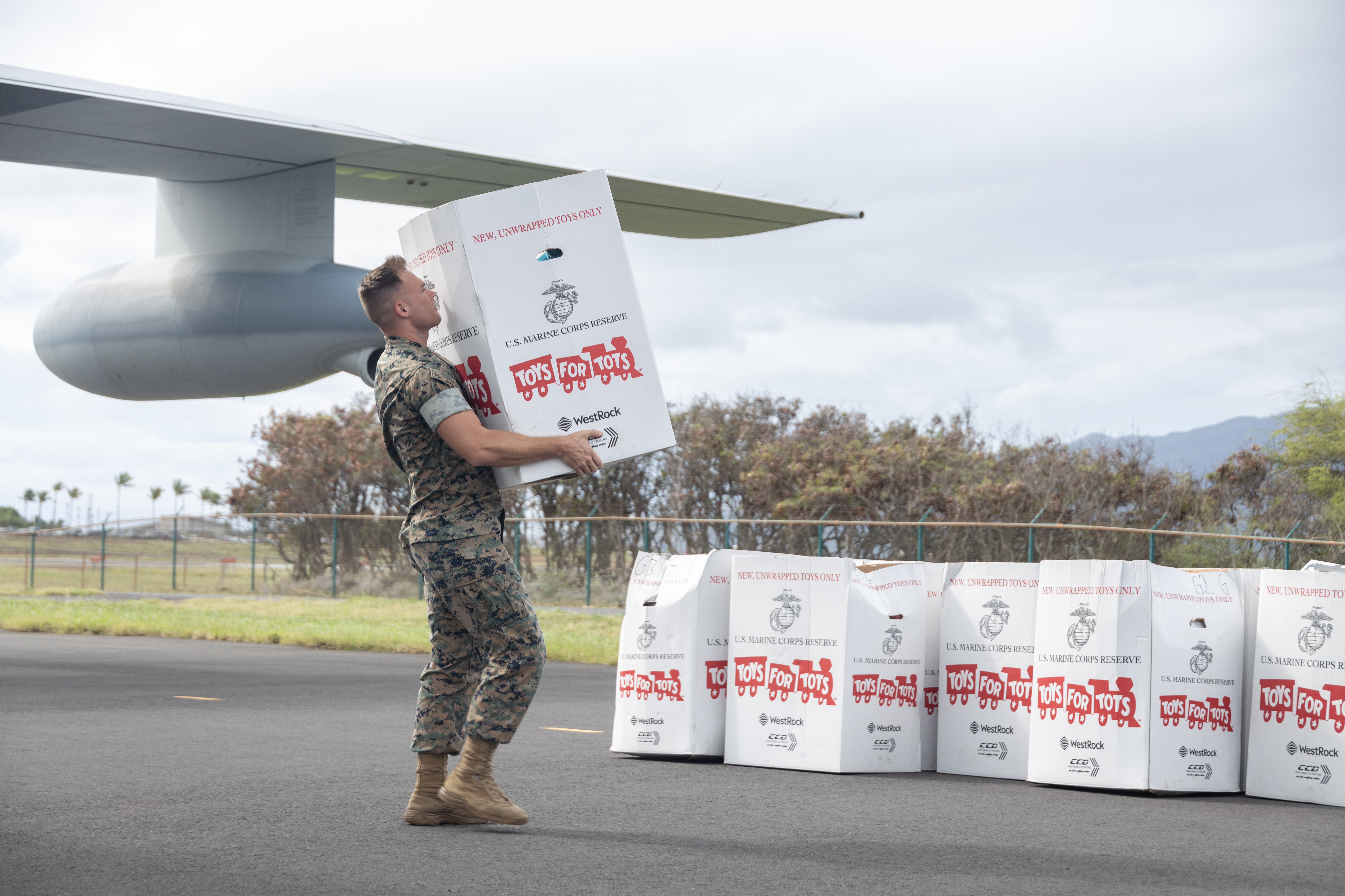 VMGR-153 Supports Toys for Tots in Maui > 1st Marine Aircraft Wing ...