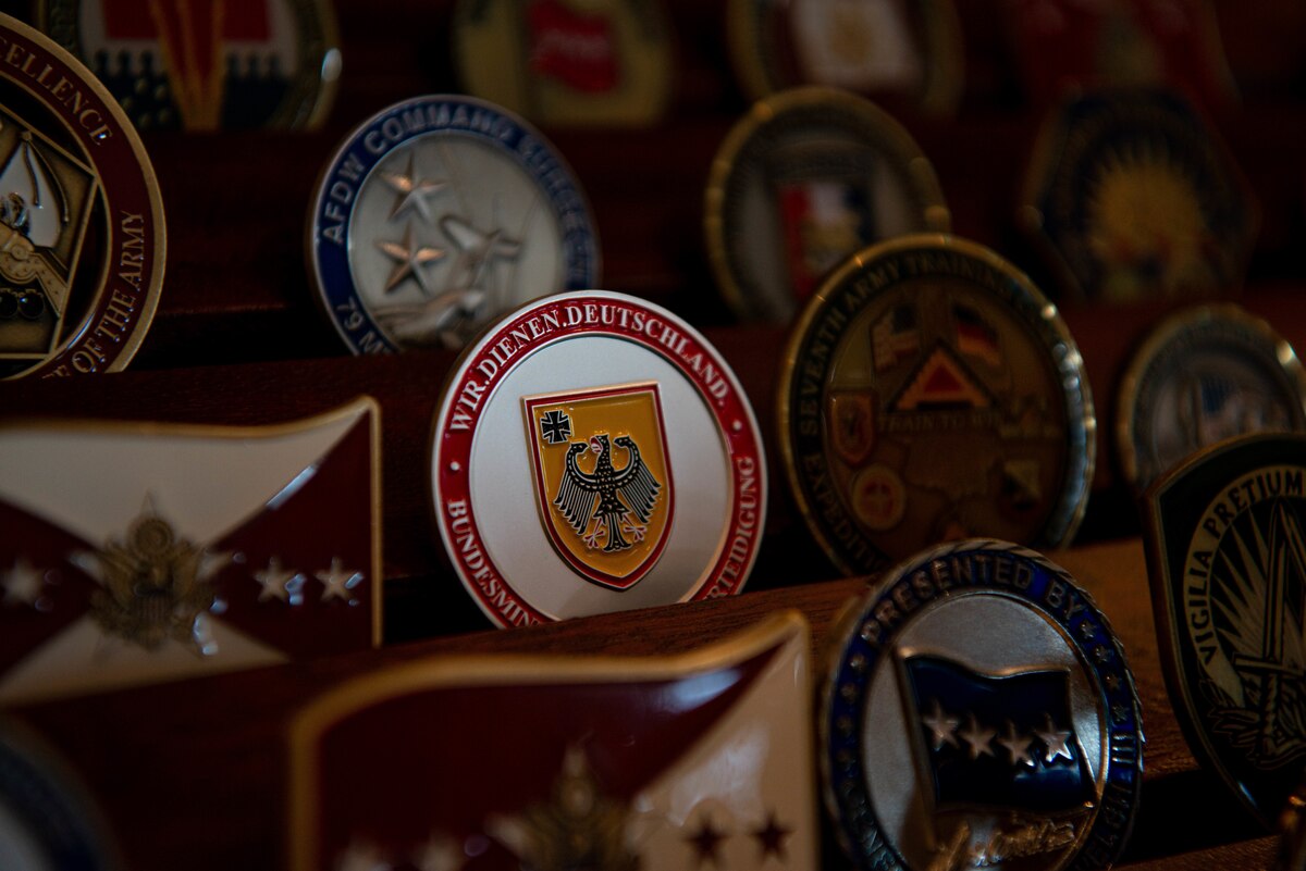 86 AW commander coined on behalf of RAB > Ramstein Air Base > Article ...