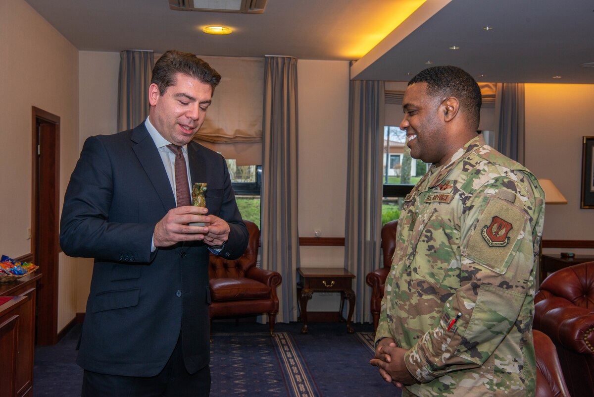 86 AW commander coined on behalf of RAB > Ramstein Air Base > Article ...