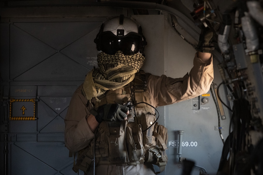 VMM-261 flies over the desert