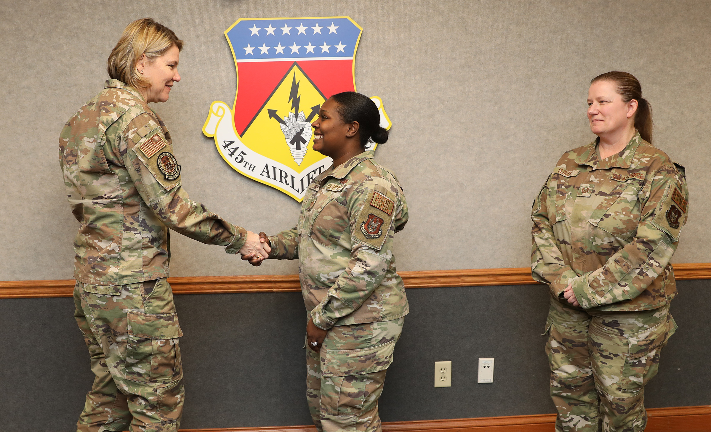 Maj. Gen. von Hoffman visits with 445th Airlift Wing Airmen > 445th Airlift Wing > Article Display