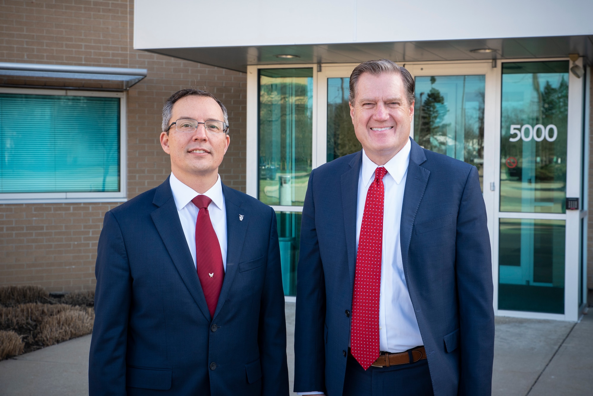 US Rep. Mike Turner visits Wright-Patterson Air Force Base, tours AFRL ...