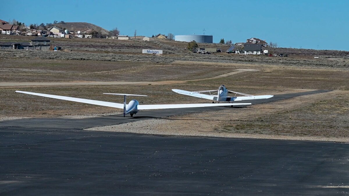 A Classroom in the Sky: USAF Test Pilot School uses mountain gliders to simulate space shuttle ...